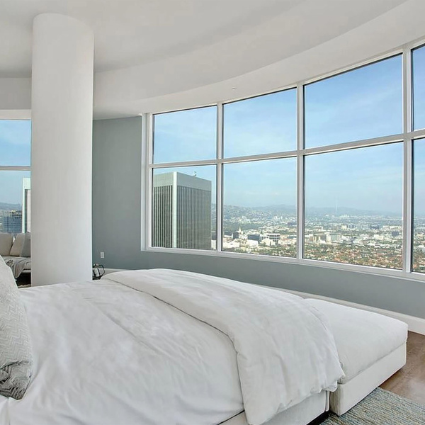 Панорамный вид на Лос-Анджелес, четыре спальни, кинотеатр: Рианна купила пентхаус Мэтью Перри за ...