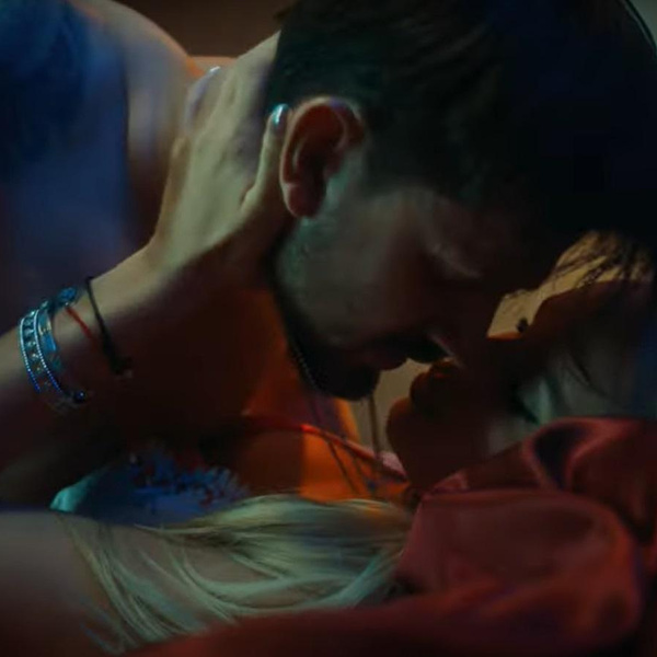 Нежные поцелуи, страстные позы: постельная сцена Ханны и Миши Марвина | STARHIT