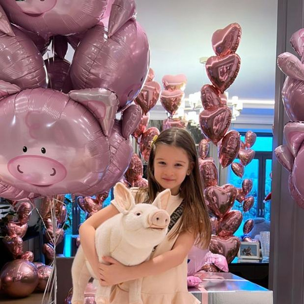 Серьги за 600 тысяч, парики, фигурки свиней. Подарки младшей дочери ...