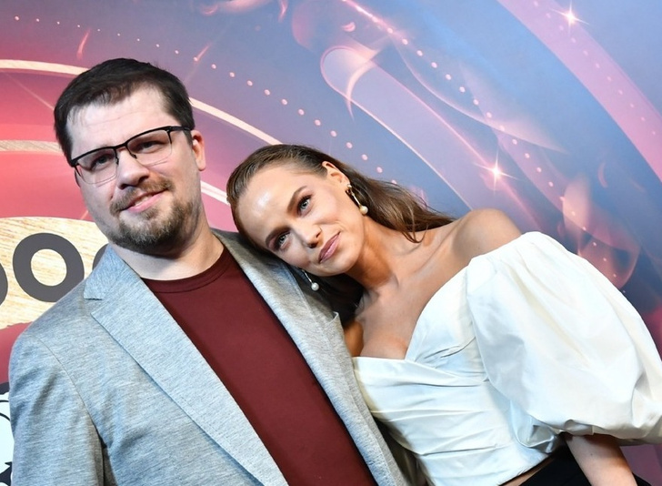 В платье с разрезами и серьгах-дождиках: Катерина Ковальчук примерила сексуальный образ | STARHIT